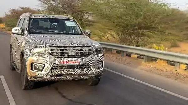 Mahindra Scorpio N facelift spied, panoramic sunroof and larger screens ...