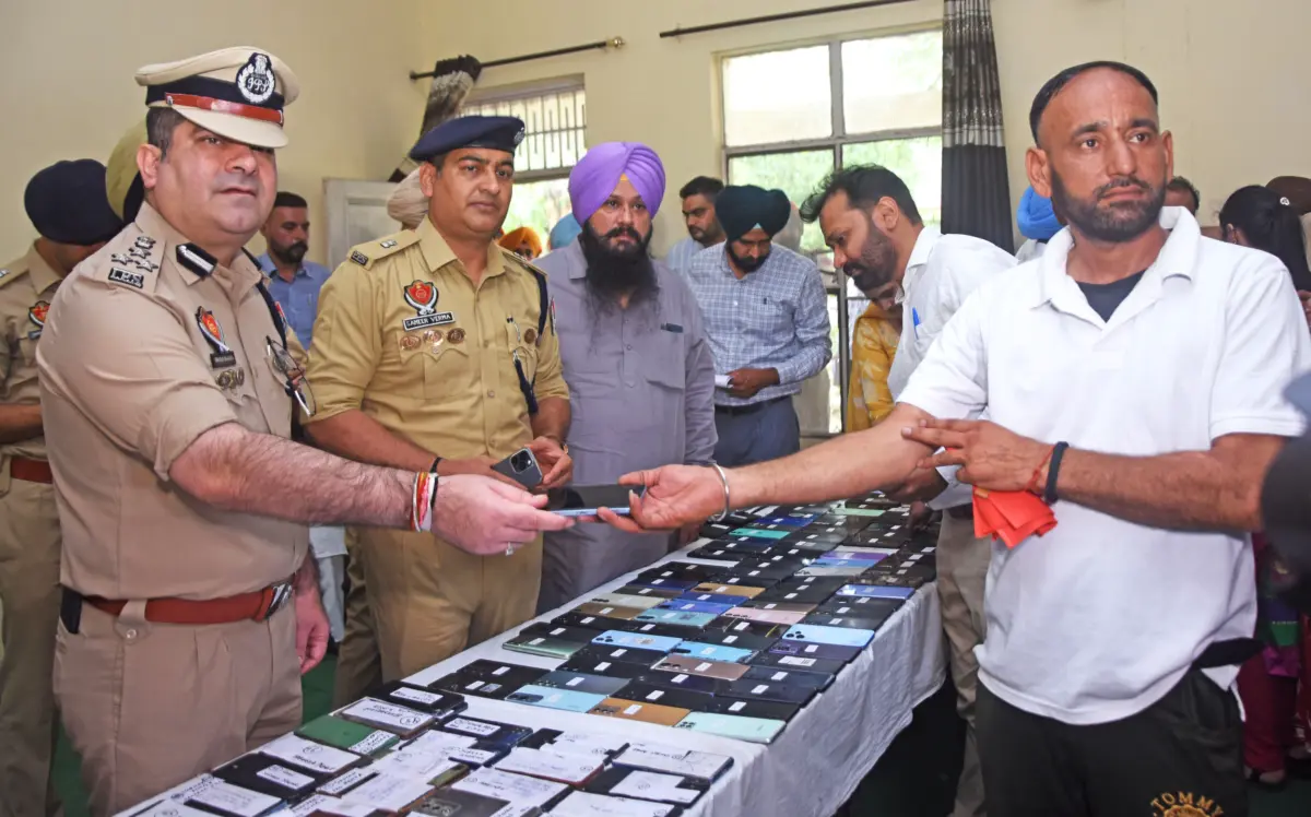 369 lost, snatched phones returned to owners in Ludhiana | Dailyhunt