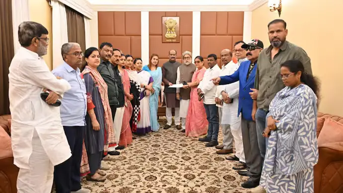 Political Shockwave as 20 Rebel Trinamool MPs Announce Merger With ...