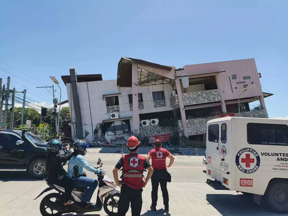 A 7.8 magnitude quake in Philippines kills at least 32, fells buildings ...