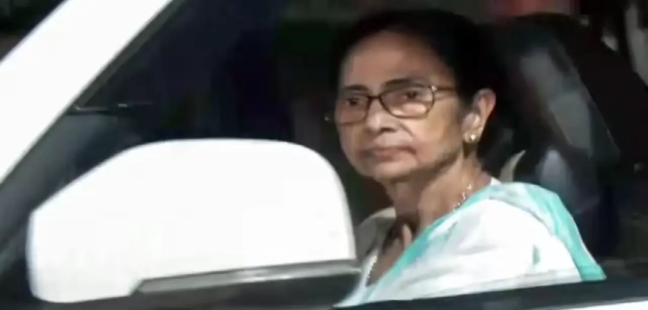 দিল্লিতে মমতার দৌত্য: তৃণমূলের অস্তিত্ব রক্ষায় শেষ ভরসা কি কংগ্রেস ...