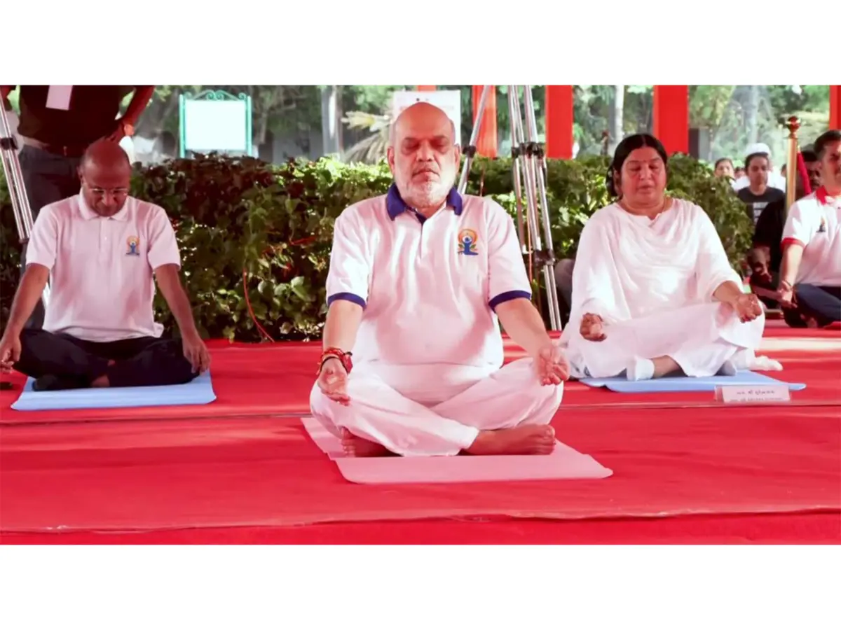 Home Minister Amit Shah and Gujarat CM Bhupendra Patel join Yoga Day ...