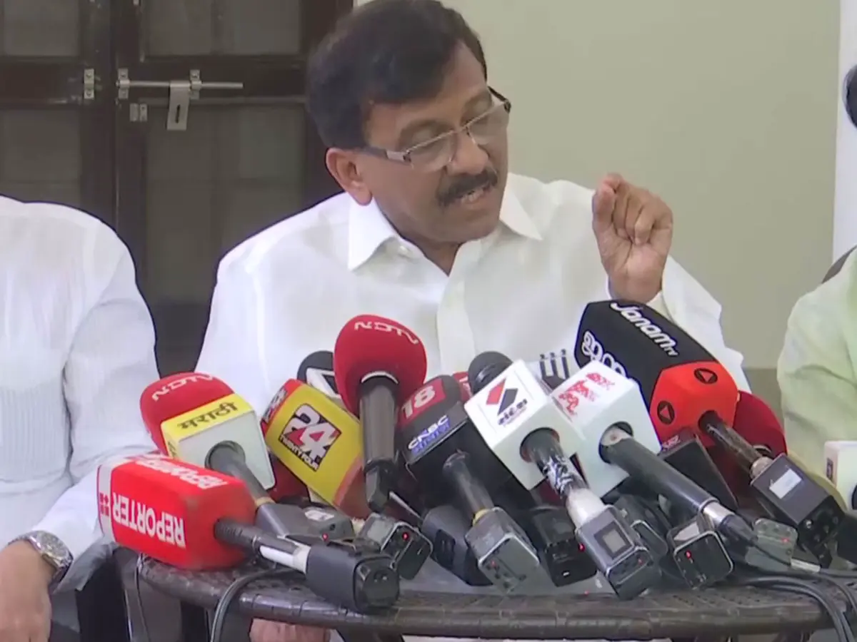 Sanjay Raut hurls abuses at rebel MPs, asks media "not to cut" out his ...