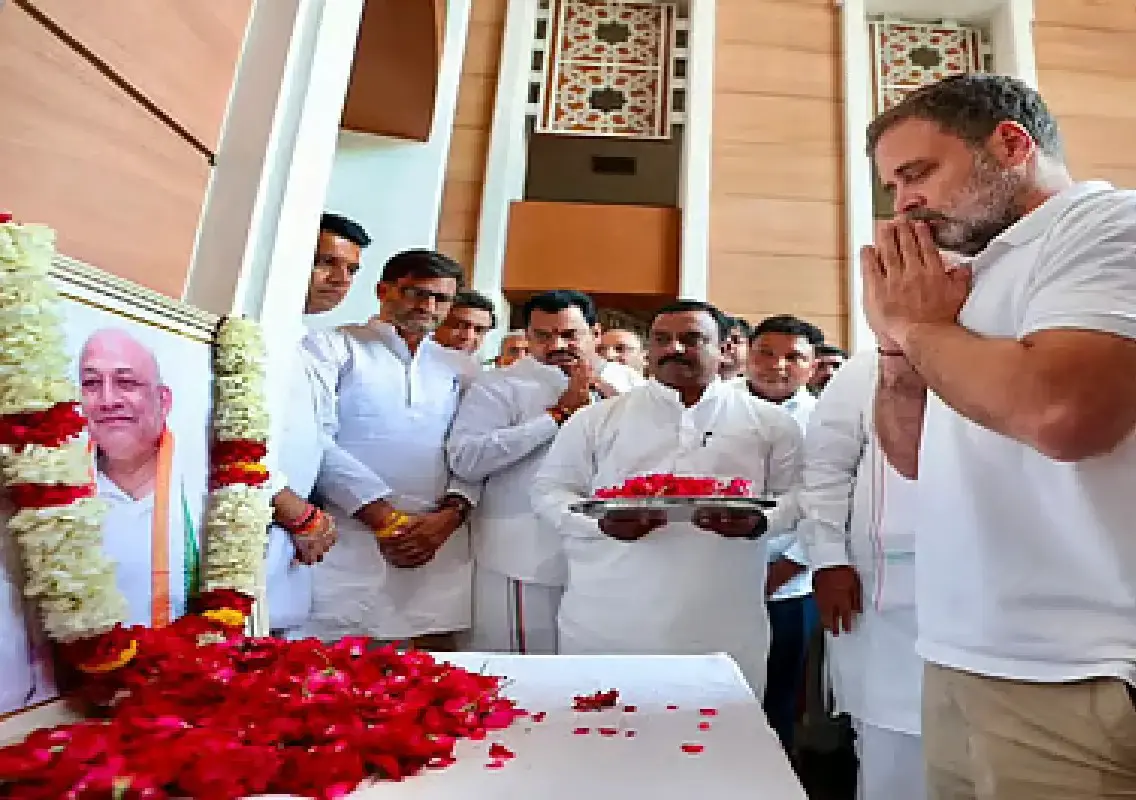 Rahul Gandhi pays tribute to Congress leader Suraj Hegde | Dailyhunt