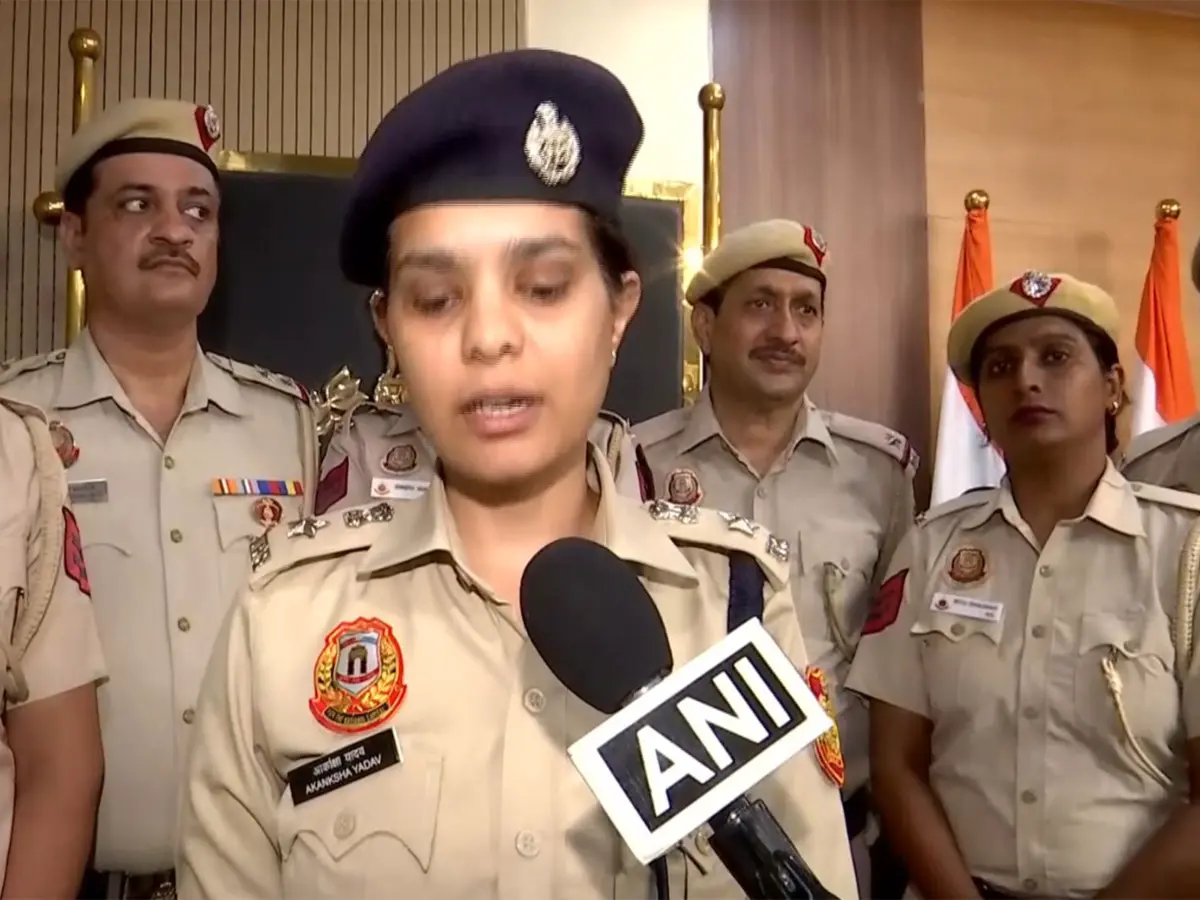 Delhi police busts drug racket, recovers cash worth Rs 22 Lakh | Dailyhunt