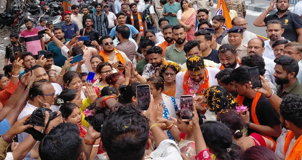 মন্ত্রী হয়েও স্কুটির চালকের আসনে শঙ্কর! নিরাপত্তার প্রোটোকল ভেঙে ...