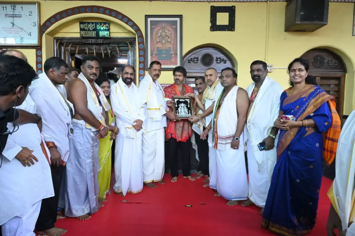 Vijay Offers Silver Sword To Kollur Mookambika | Dailyhunt