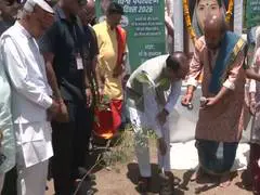 Union Agri Minister Shivraj Singh Chouhan plants saplings on World ...