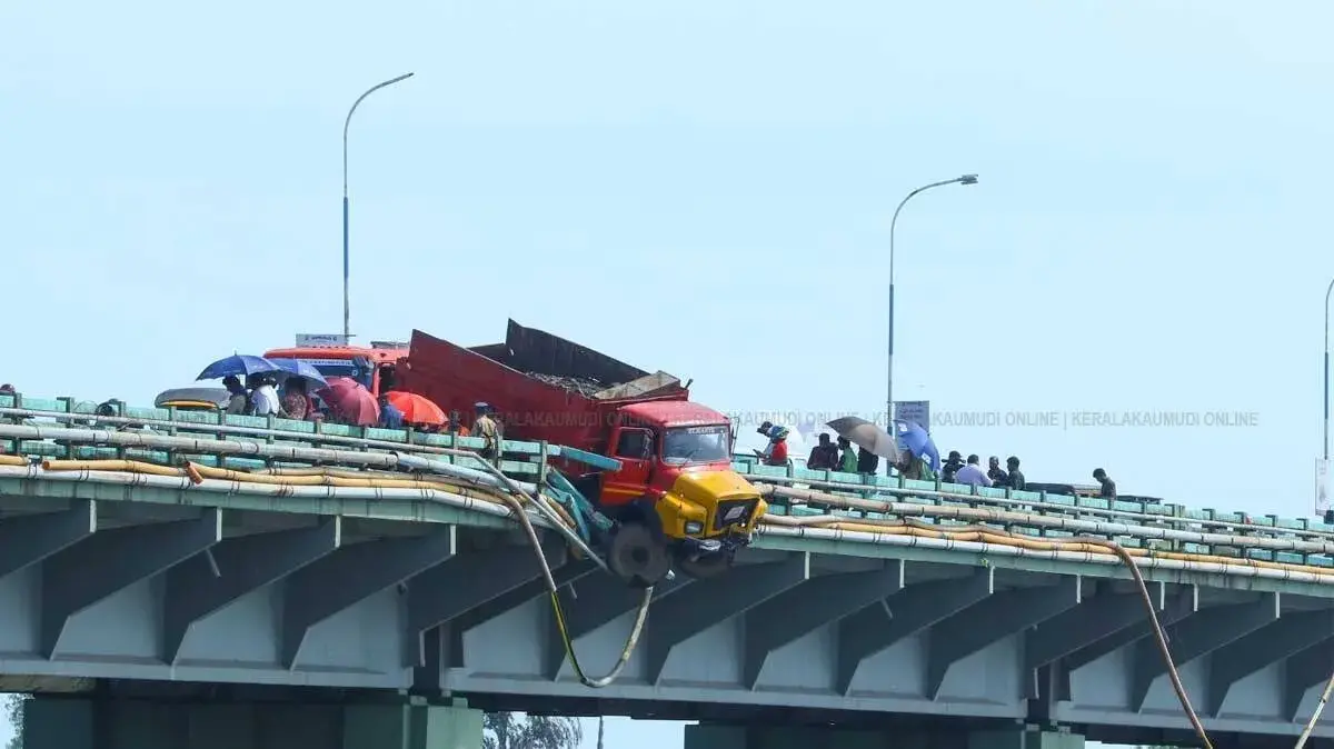 Lorry hangs off Thevara bridge after crashing through railing | Dailyhunt