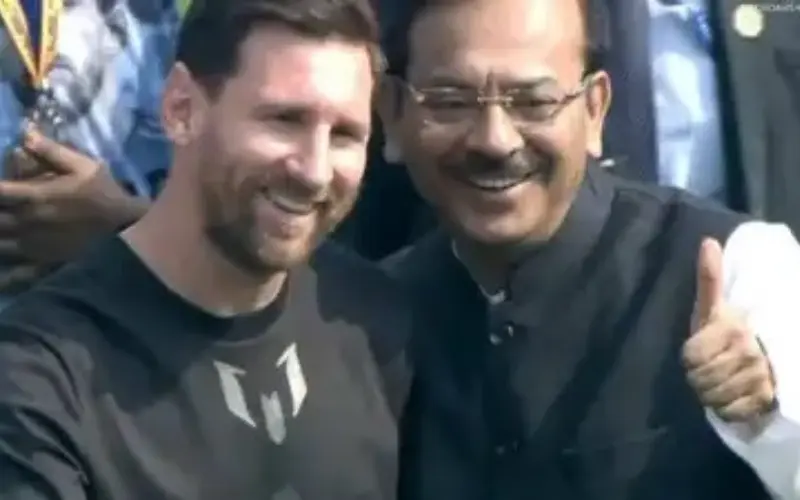এত কাছাকাছি গিয়েছিলেন কেন, অরূপ বিশ্বাস কি মেসির বাল্যবন্ধু? প্রশ্ন ...
