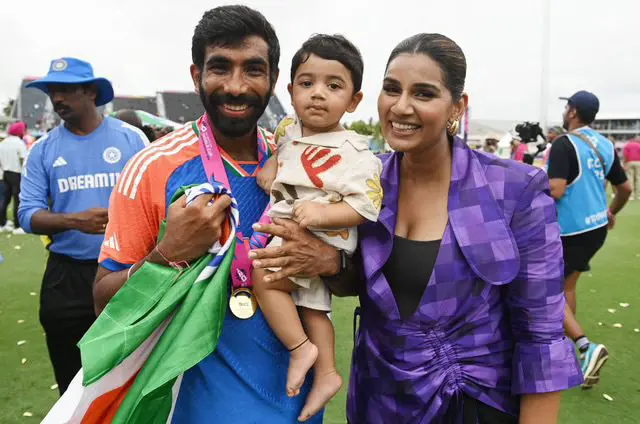 [WATCH]- Jasprit Bumrah Shares Light Moment With Paparazzi While ...