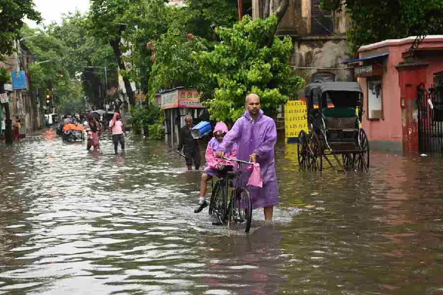 Heavy rain floods Kolkata roads, triggers traffic snarls; mercury drops ...