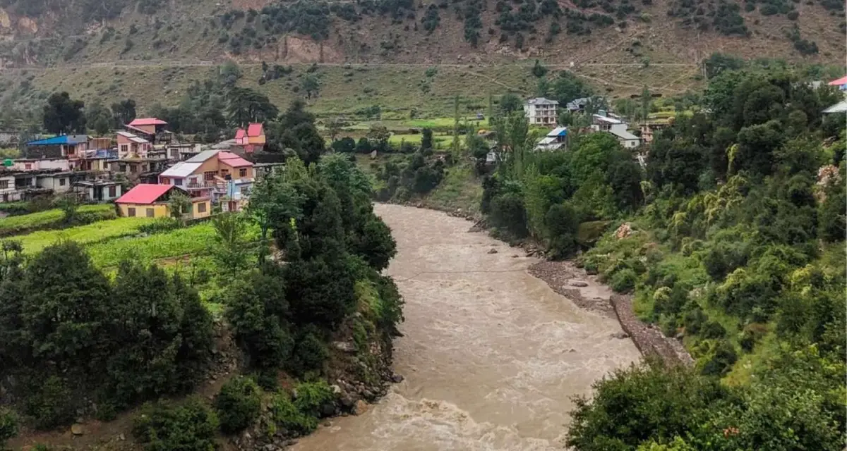 Rain, gusty winds cause widespread damage in Kashmir | Dailyhunt