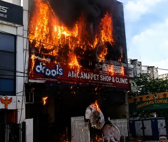 Flames, Fear, and a Frantic Monday: Fire Tears Through Lucknow Coaching ...