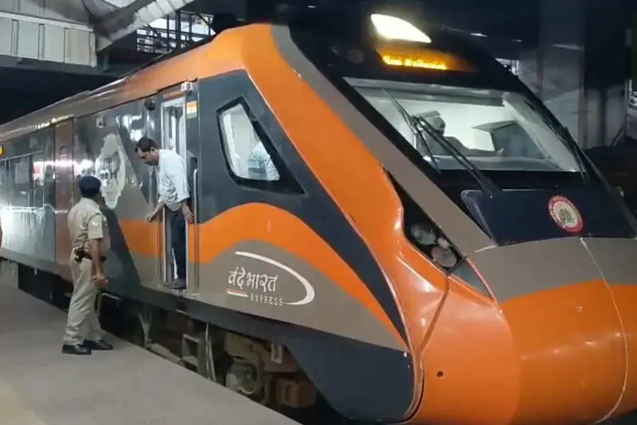 Vande Bharat stranded for 4.5 hours after brake failure, passengers run ...