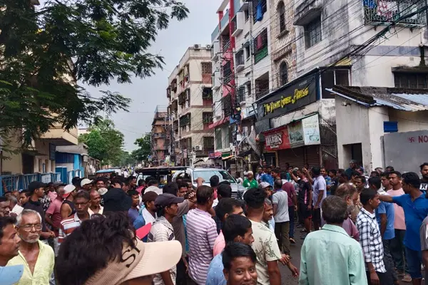 Kamarhati কামারহাটি পৌরসভায় কর্মী বিক্ষোভ | Dailyhunt