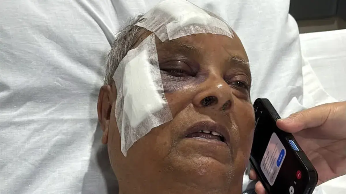 অশোককে ফোন মুখ্যমন্ত্রীর! শারীরিক অবস্থার খোঁজ নেওয়ার পাশাপাশি ...