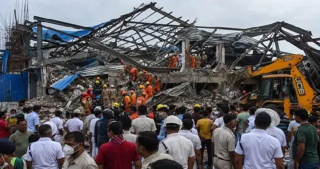 "ধংস্ব স্তূপের তলা থেকে গোঙানি, আর্তনাদ"-তারাতলায় শিউরে ওঠা বিপর্যয় ...