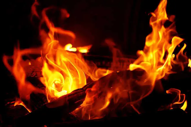 Four men torch parked vehicles following drug use complaints | Dailyhunt