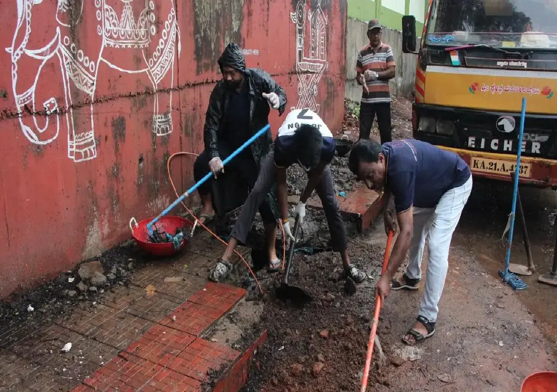 Volunteers spruce up Service Bus Stand in Swachh Mangaluru drive ...