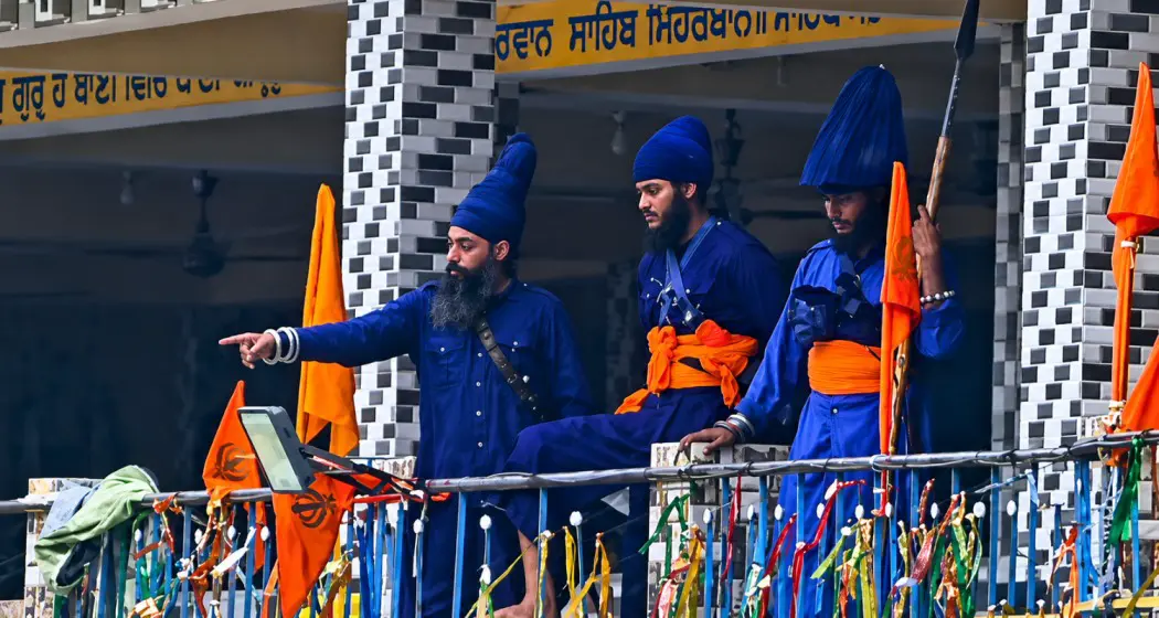 Nihangs storm gurdwara in Rudraprayag, hold manager hostage | Dailyhunt