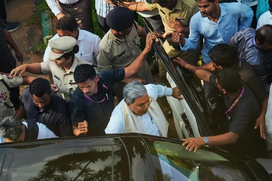 Siddaramaiah resignation triggers public outrage; massive roadblocks ...