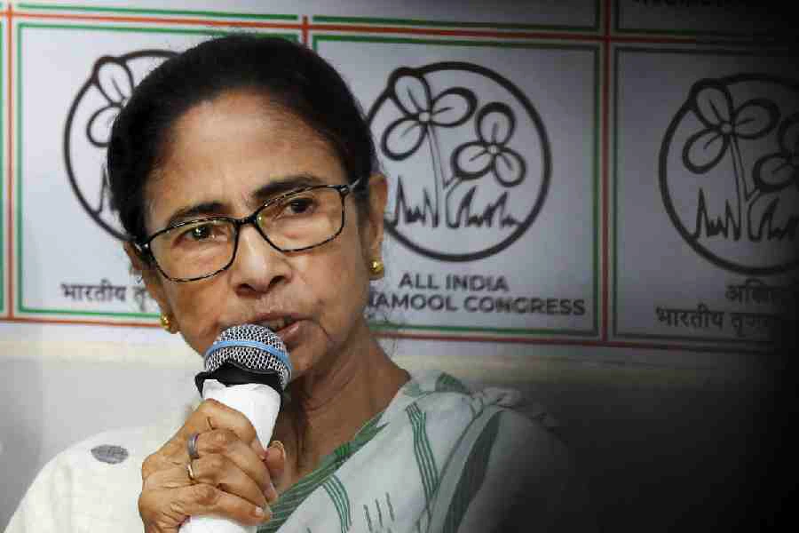 Retired officers reemployed by Mamata Banerjee govt asked to skip ...