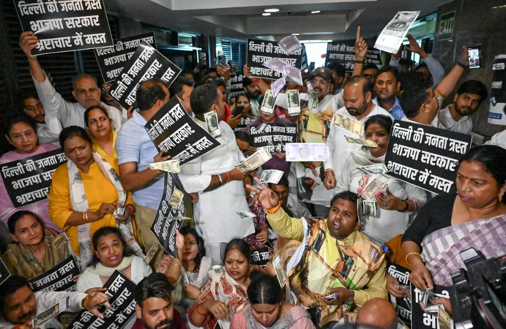 Political heat rises after Saket collapse | Dailyhunt