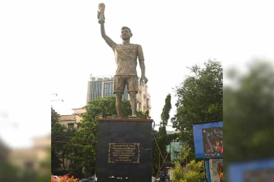 'Unsafe', Lake Town Messi statue faces red card, structure to be pulled ...