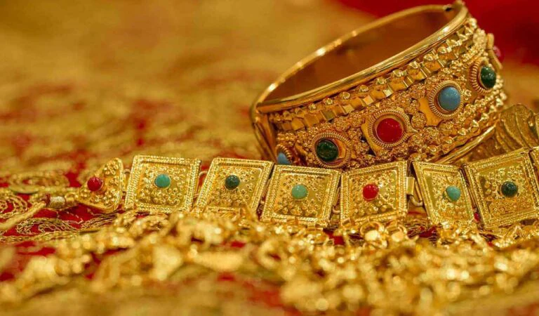 Three men pose as buyers, flee with Rs 3 crore gold ornaments | Dailyhunt