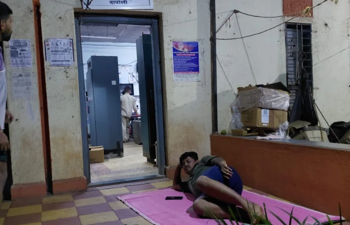 वीजपुरवठ्याच्या समस्येविरोधात महावितरण कार्यालयात 'झोपून आंदोलन ...