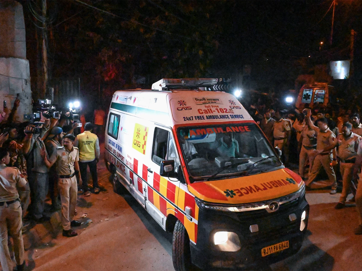 Delhi: Two dead after building collapses in Mehrauli | Dailyhunt