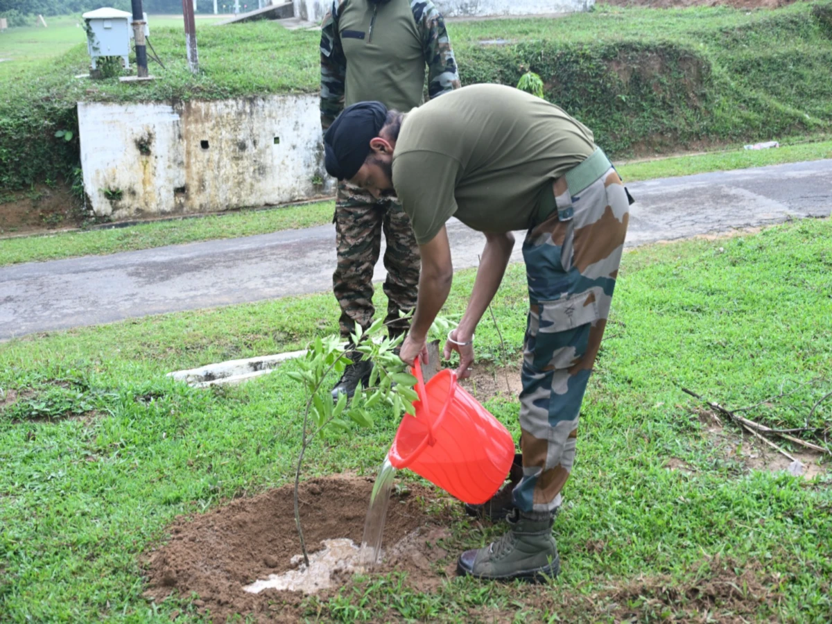 Indian Army conducts mass tree plantation and cleanliness drive in ...