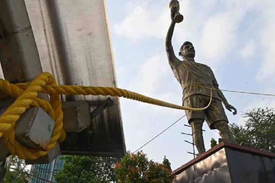 IIT Kharagpur professor inspects 70-foot-tall Lionel Messi statue in ...