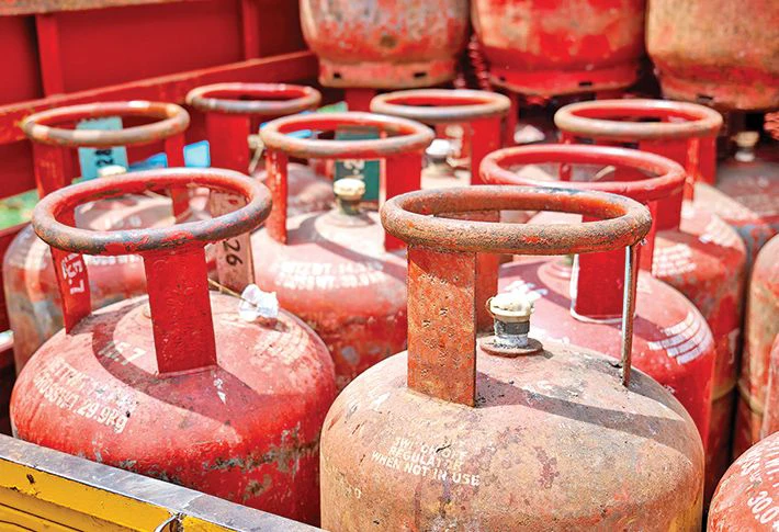 Commercial LPG prices hiked by Rs. 42 per 19-kg cylinder | Dailyhunt