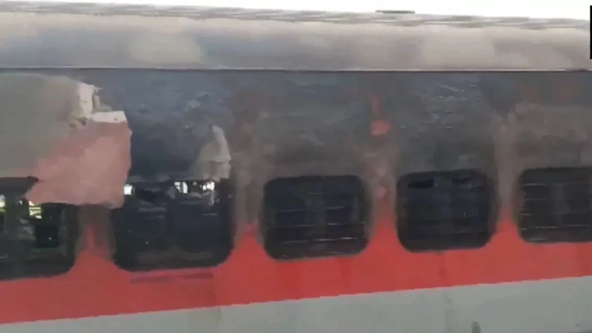 Massive Fire Breaks Out In Antyodaya Express Coaches At Madhubani ...