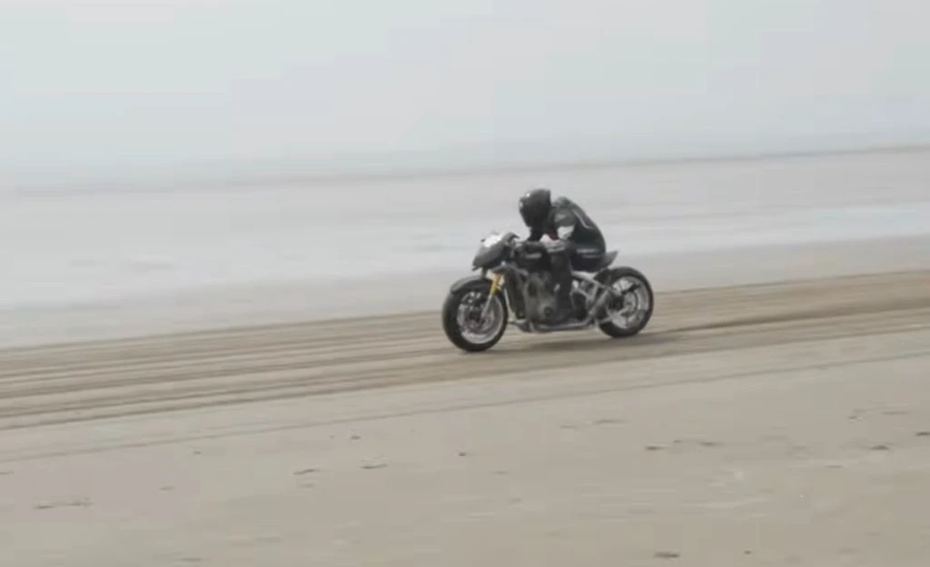 Triumph Bobber turned into land speed machine and blasts past 132 mph ...