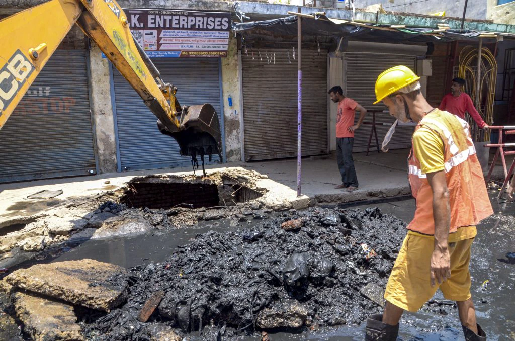 25 Students Fall into Drain Outside Kanpur BEd Entrance Exam Centre ...