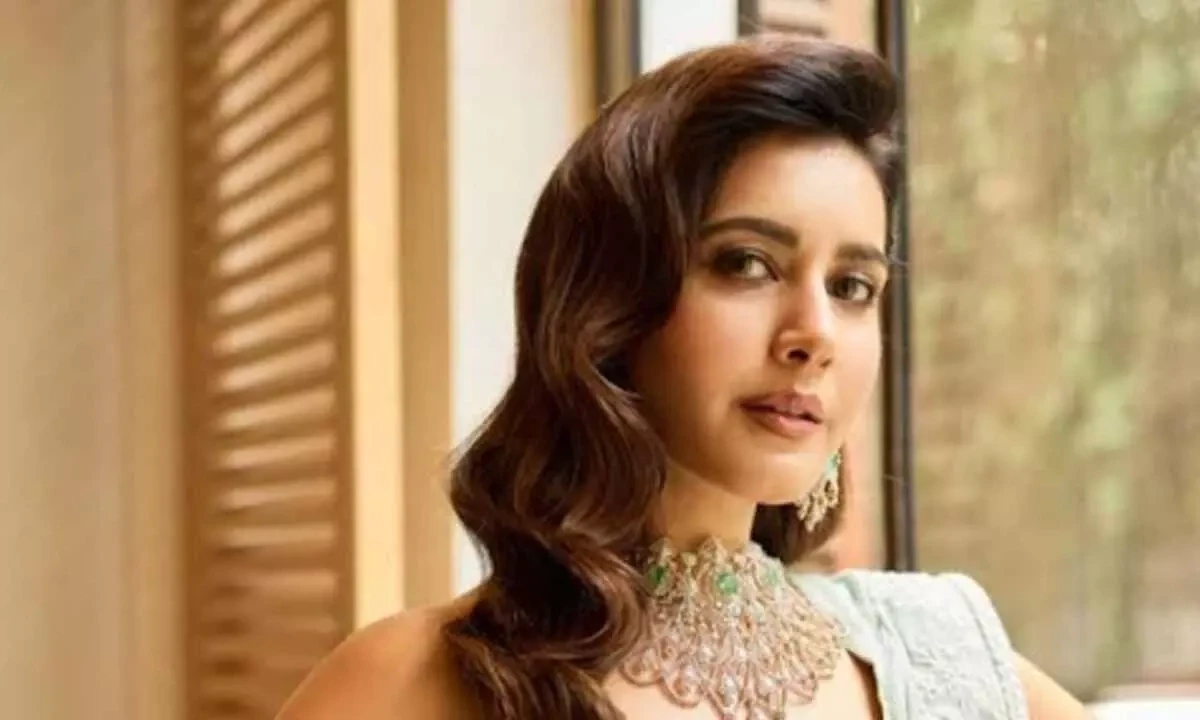Raashi Khanna grabs attention | Dailyhunt