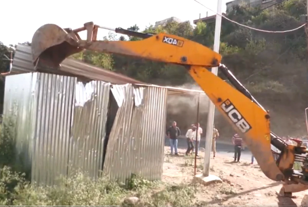 J&K Administration Conducts Anti-Encroachment Drive In Udhampur | Dailyhunt
