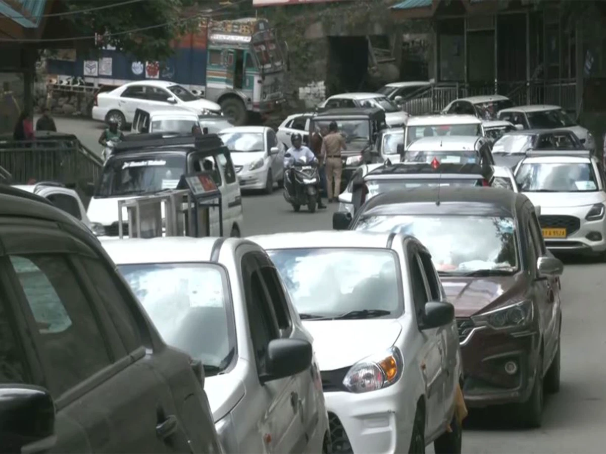 Advocates' road blockade causes severe traffic congestion in Shimla ...