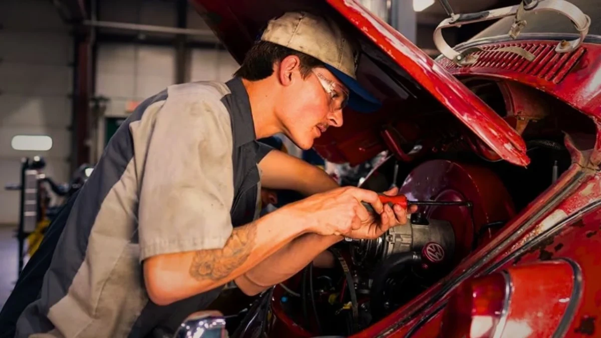 Mechanic कडे जाण्याआधी स्वतः तपासा 'या' गोष्टी, वेळपण वाचेल आणि ...