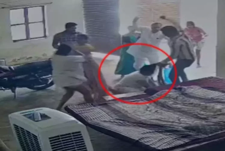 महिला जिलाध्यक्ष का LIVE वीडियो, बाल पकड़कर घसीटा और बुरी तरह पीटा गया ...