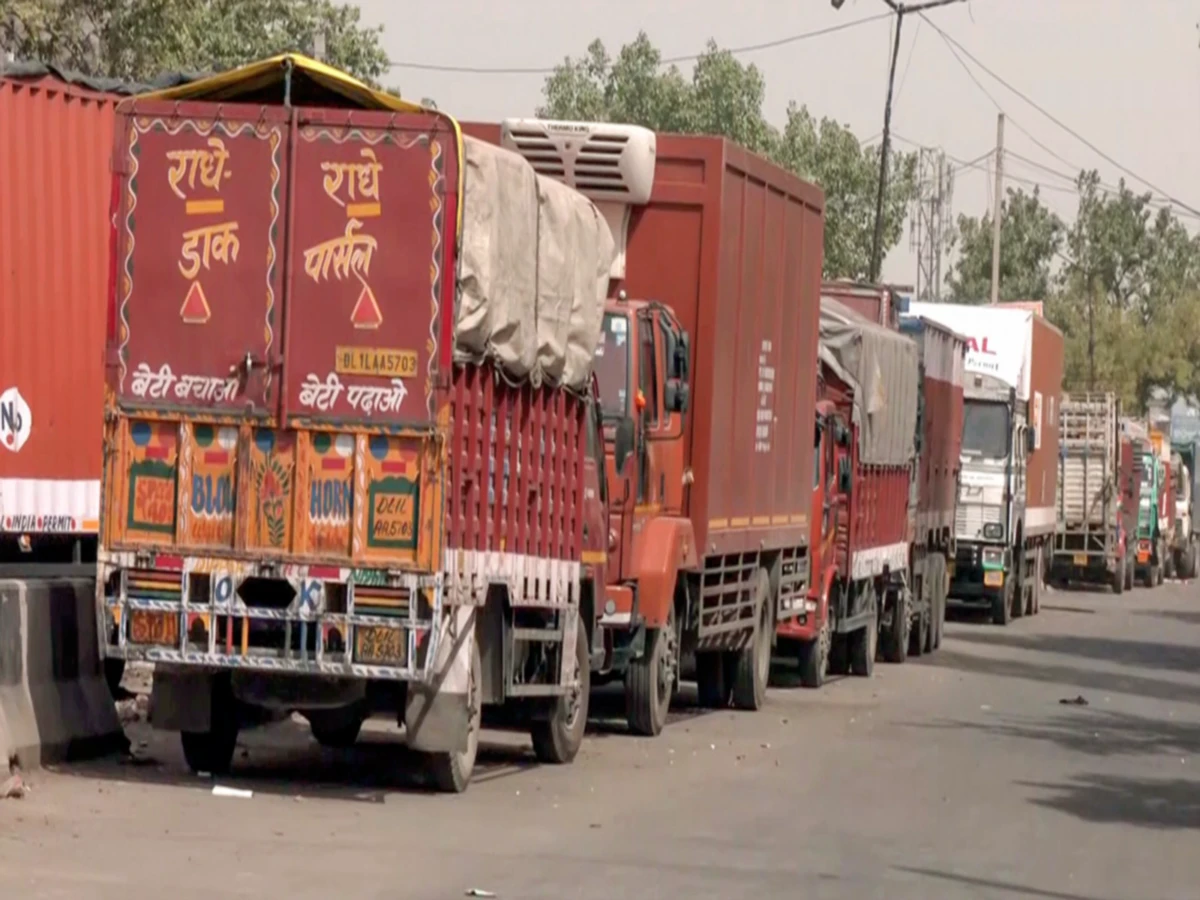 Cabinet approves Rs. 9,585 cr scheme to replace old trucks, buses in ...