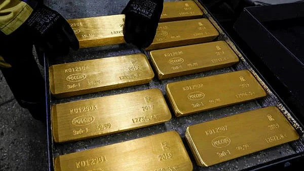Gold's seesaw ride goes on as oil retreat spurs recovery | Dailyhunt