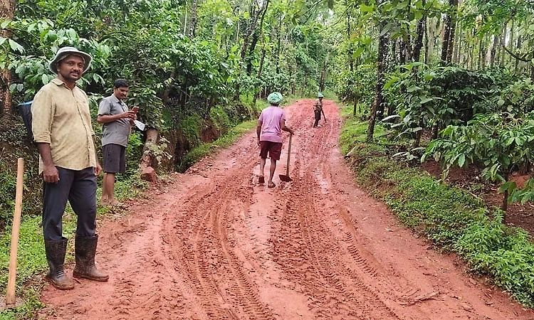 Chikkamagaluru: Kalakodu villagers repair damaged road through ...