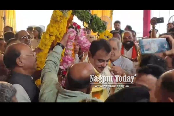 केंद्रीय मंत्री गडकरी यांची नागपुरात वस्त्रतुला; गरजूंना कपड्यांचे वाटप ...