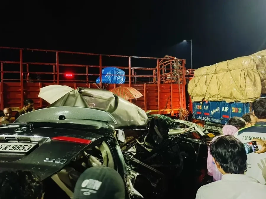 Three killed after car crashes into parked lorry in Malappuram | Dailyhunt
