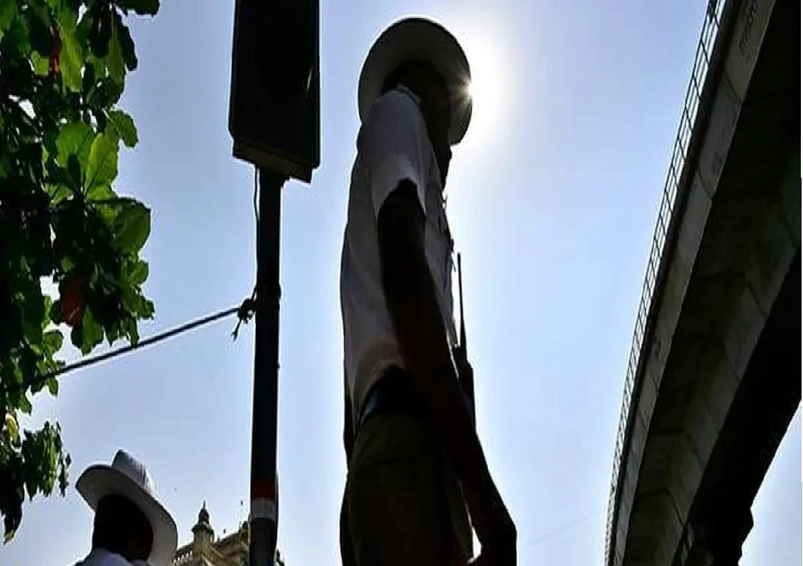 Triple riding stop ends in assault on traffic constable | Dailyhunt