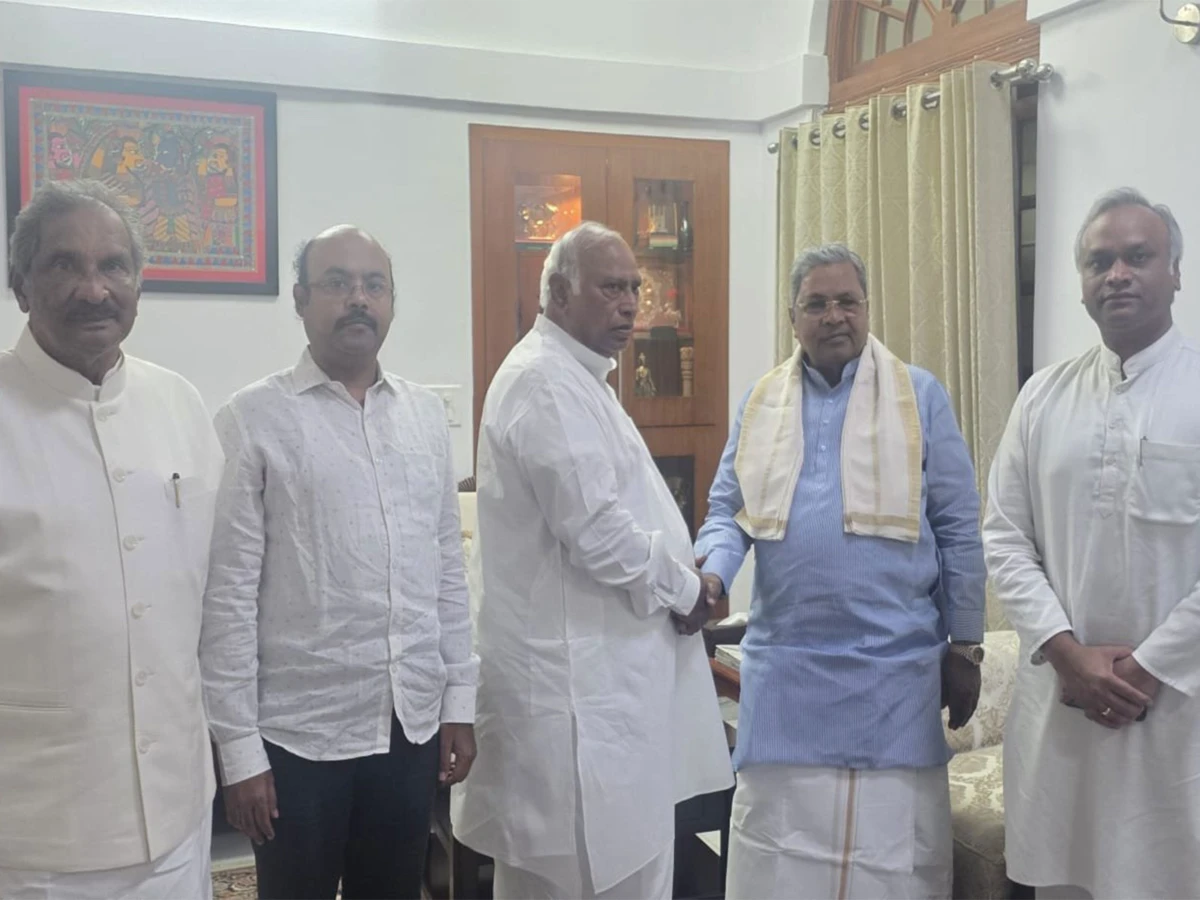 Siddaramaiah meets Congress Chief Mallikarjun Kharge post meeting with ...